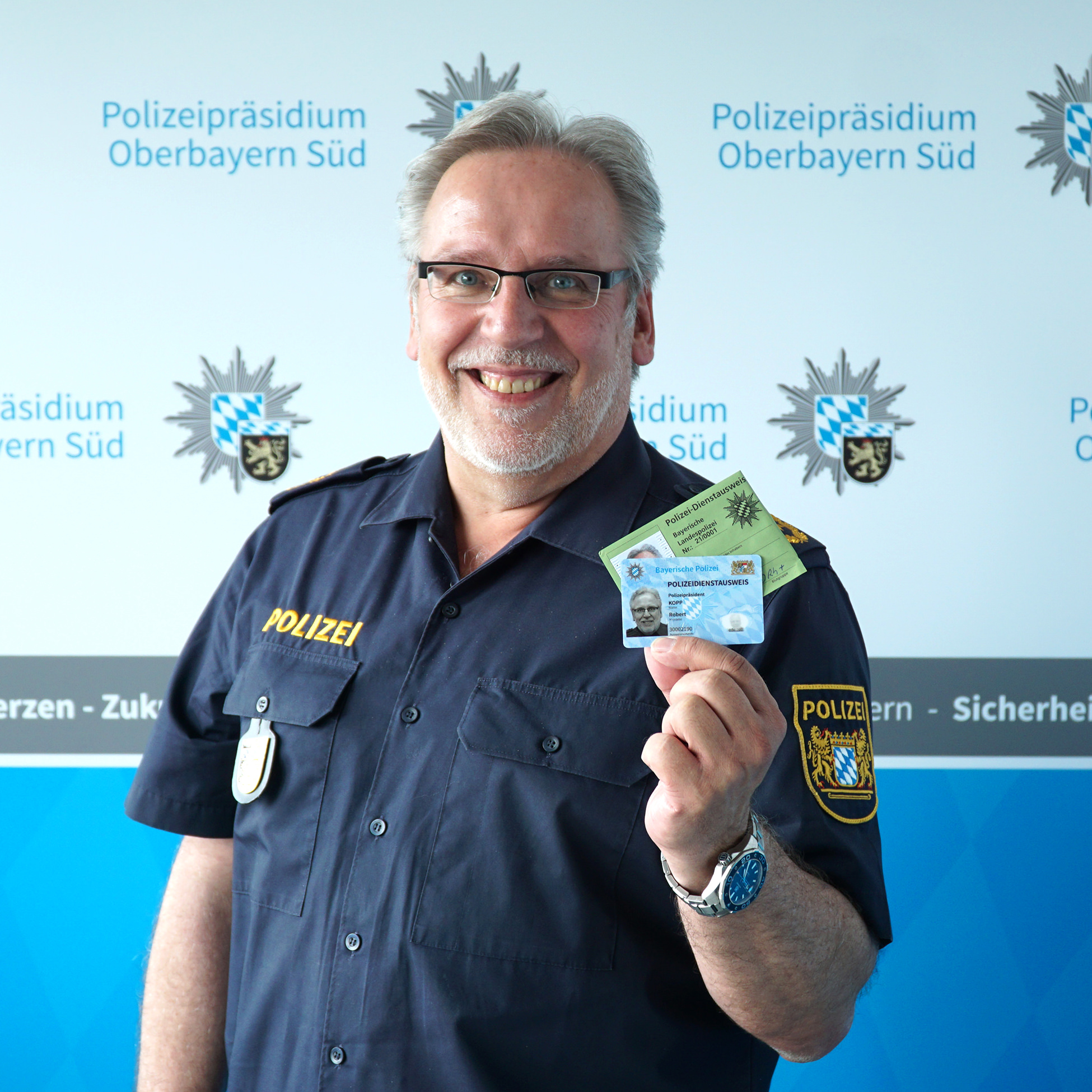Neue Dienstausweise der Bayerischen Polizei ab sofort auch beim ...