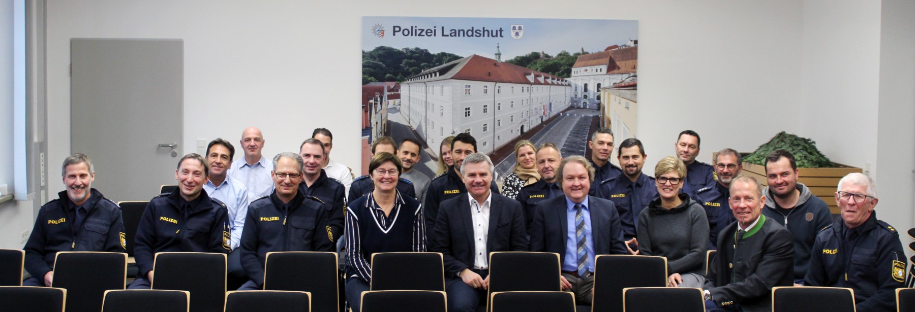 Weihnachtsbesuch bei Landshuter Polizei – Samerberger Nachrichten