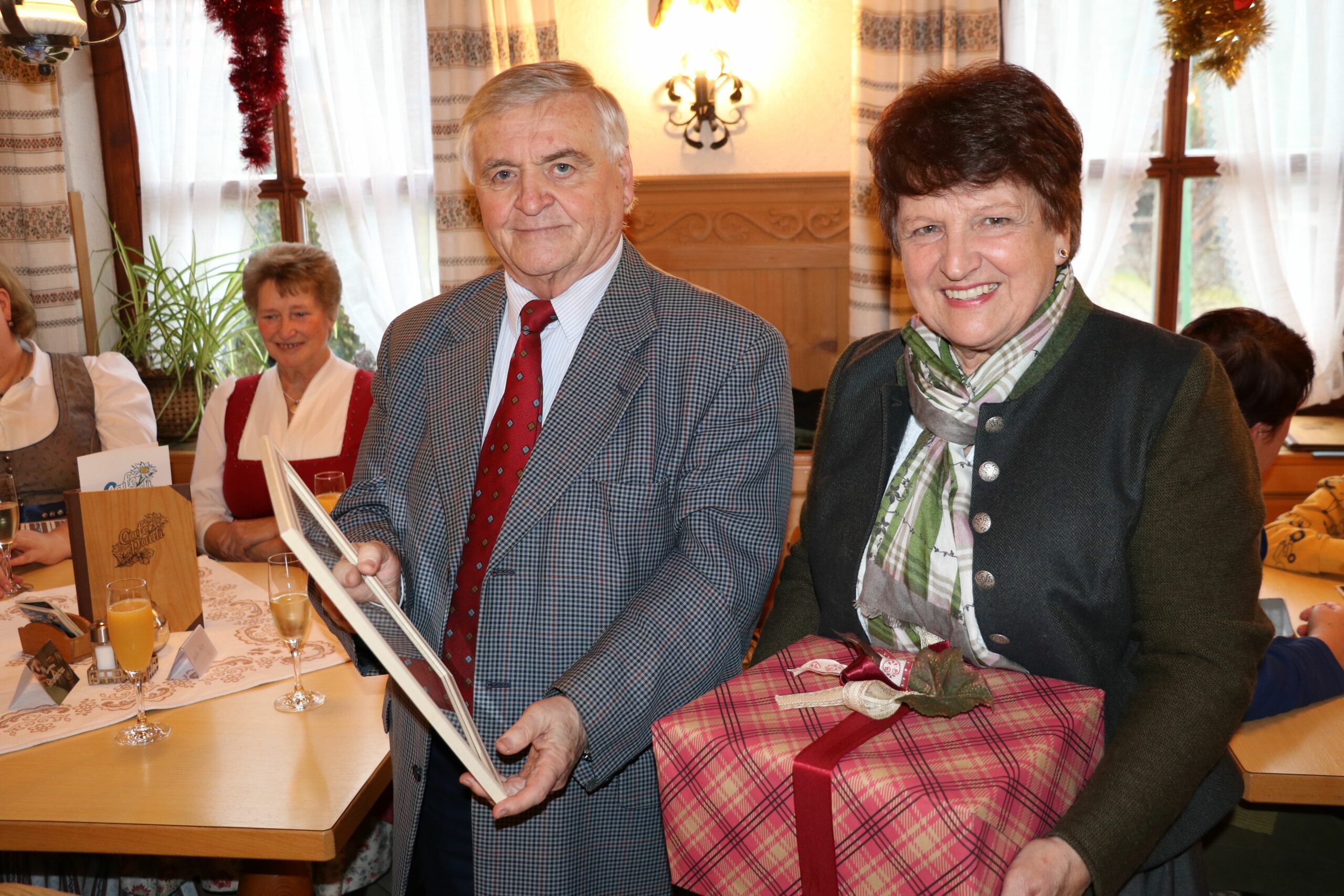 Helferkreis gratuliert Fritz Tischner zum 80er – Samerberger Nachrichten