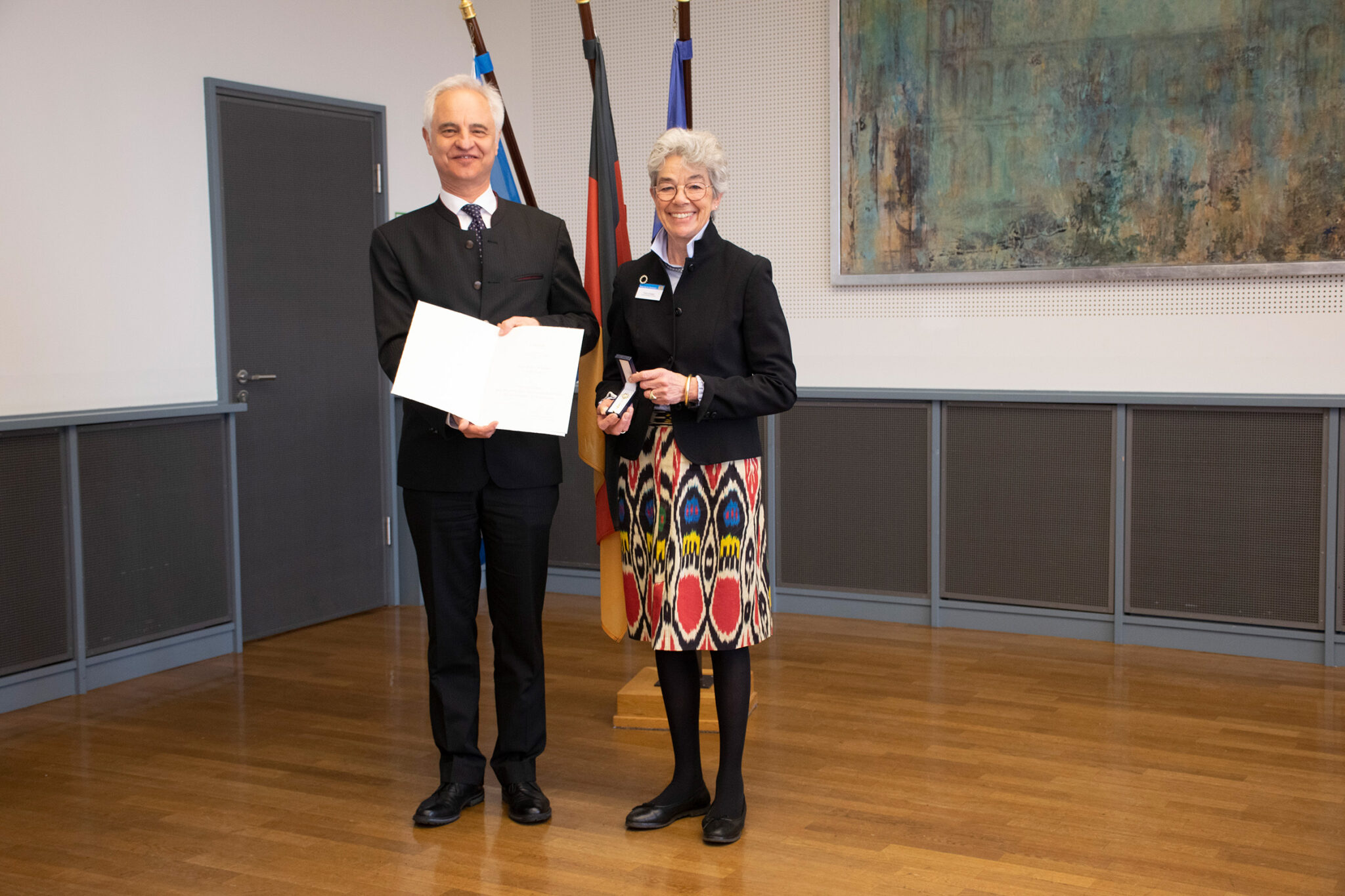 Regierungspräsident Dr. Konrad Schober (l.), Petra Schaber ...