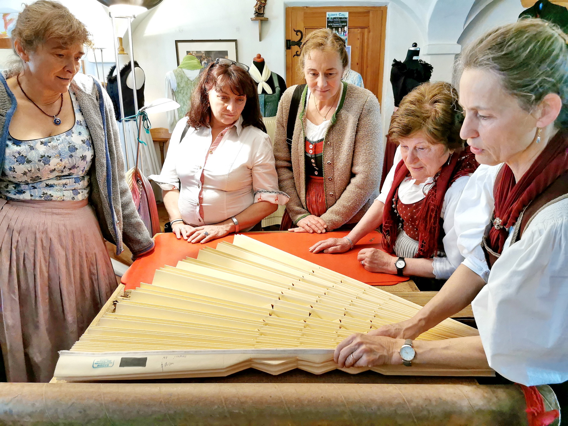 Handwerkskunst: Loisachgau-Trachtenwartinnen unterwegs – Samerberger ...