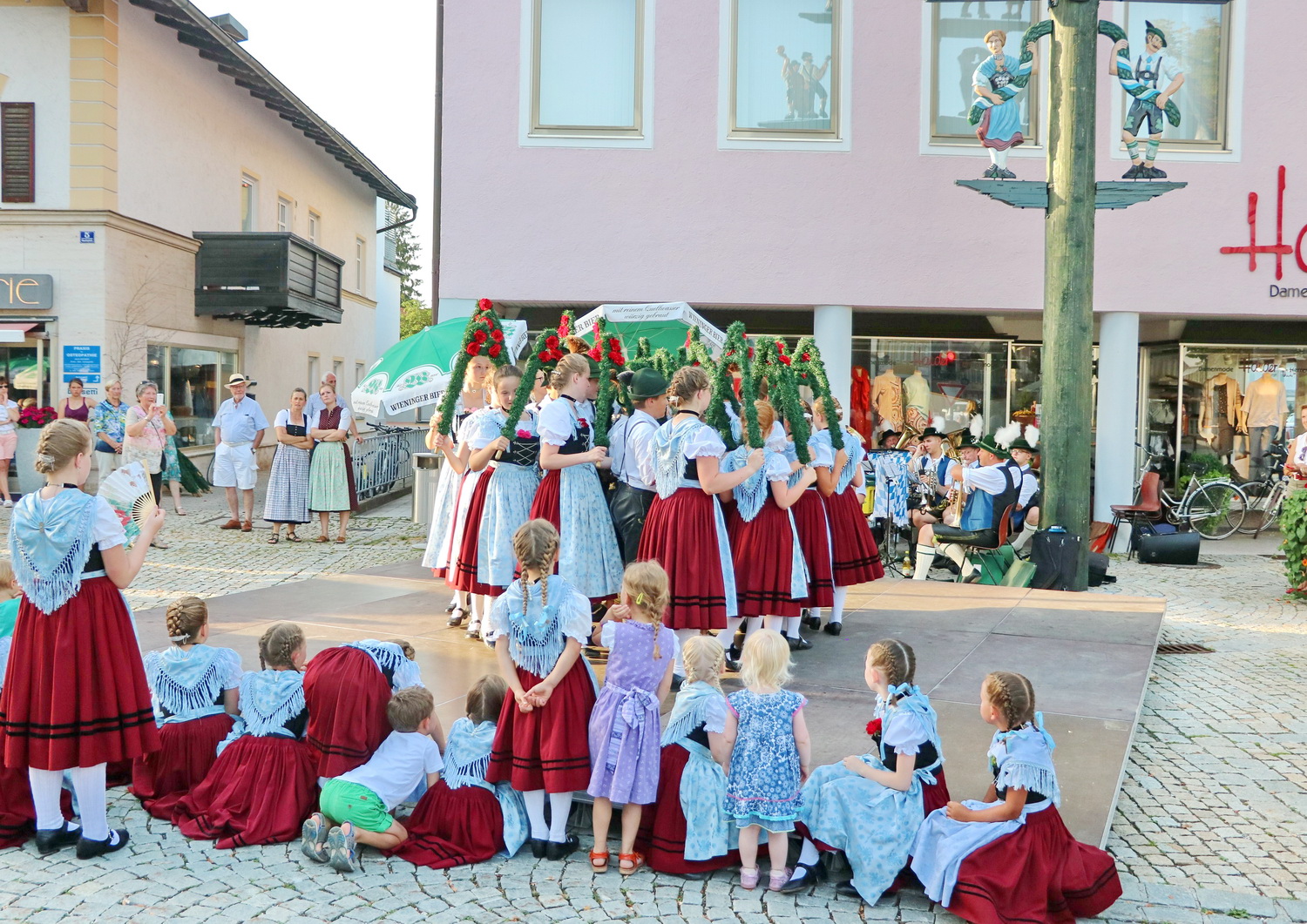Einladung: Blasmusik und Trachten am Priener Maibaum – Samerberger ...