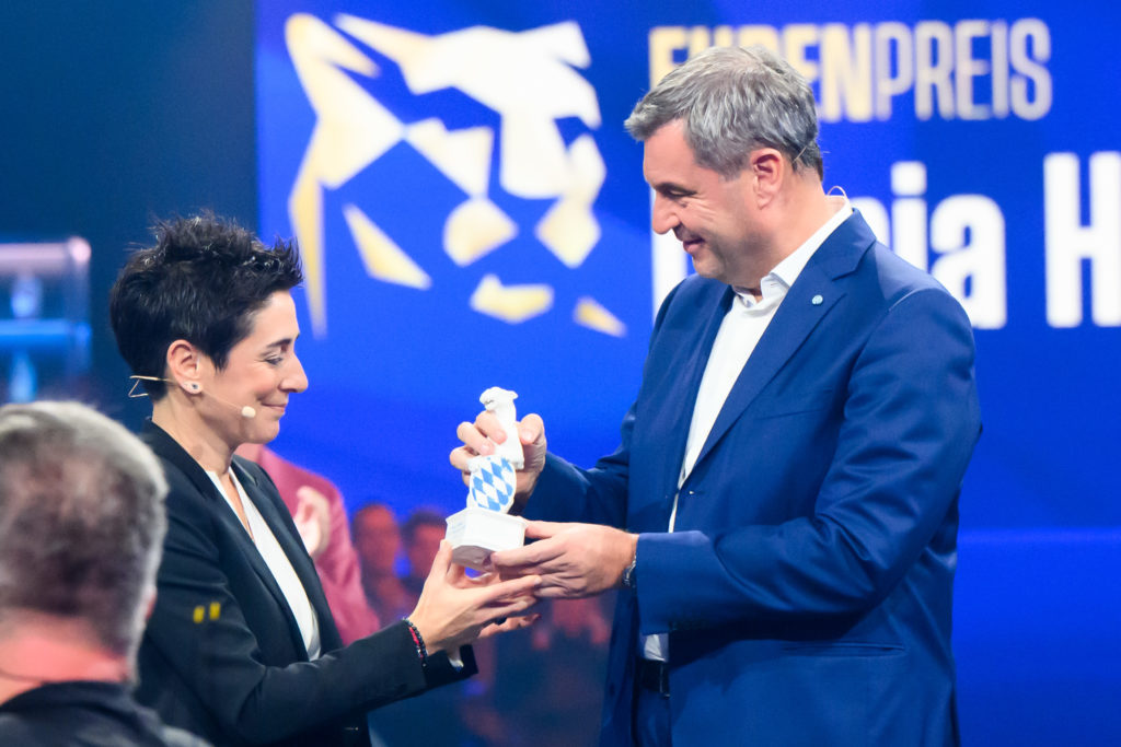 Dunja Hayali erhält „Blauer Panther – TV & Streaming Award ...