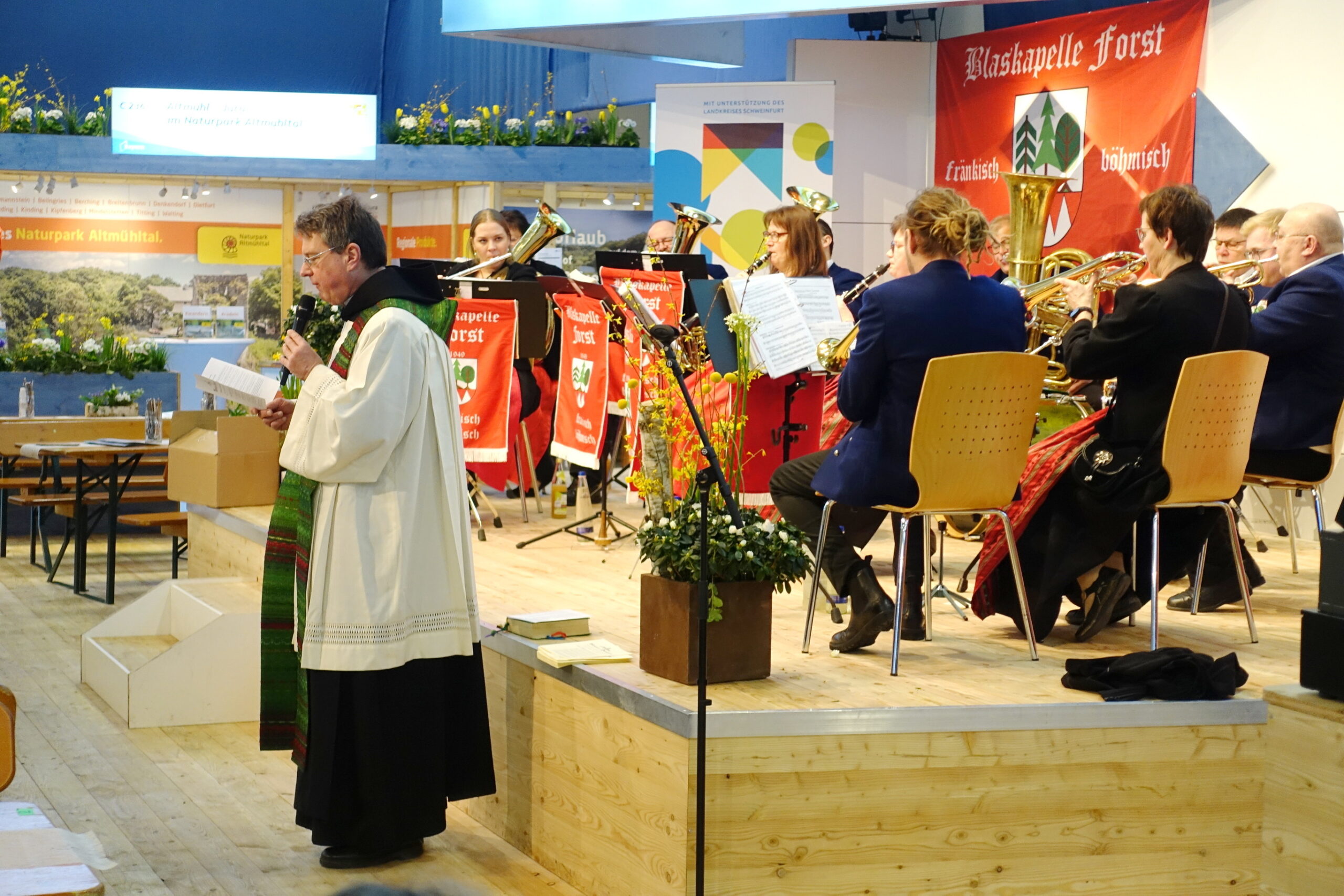Gottesdienst in der Bayernhalle von Berlin – Samerberger Nachrichten