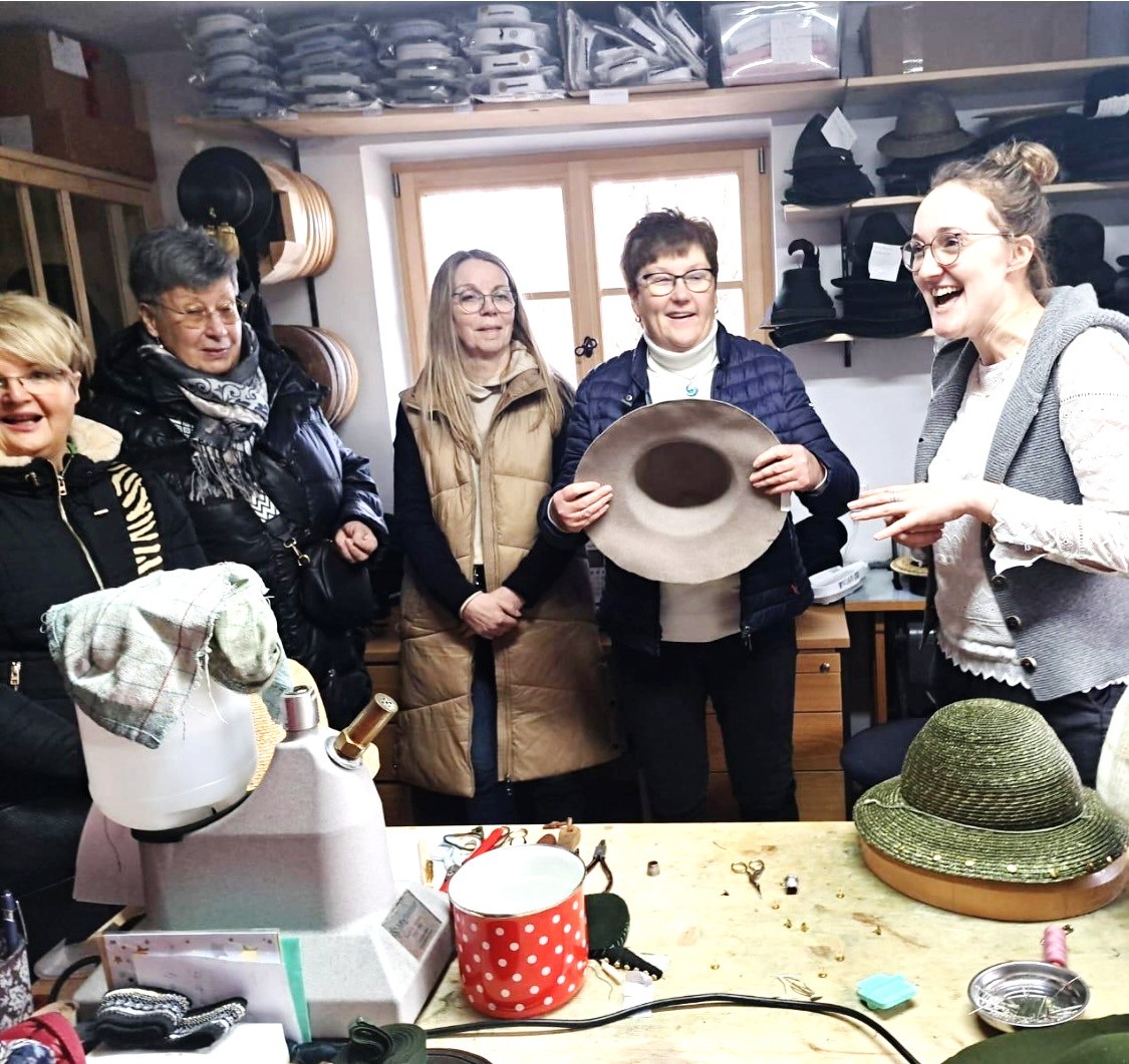Eggstätter Frauen besuchen Frasdorfer Hutmacherin – Samerberger Nachrichten