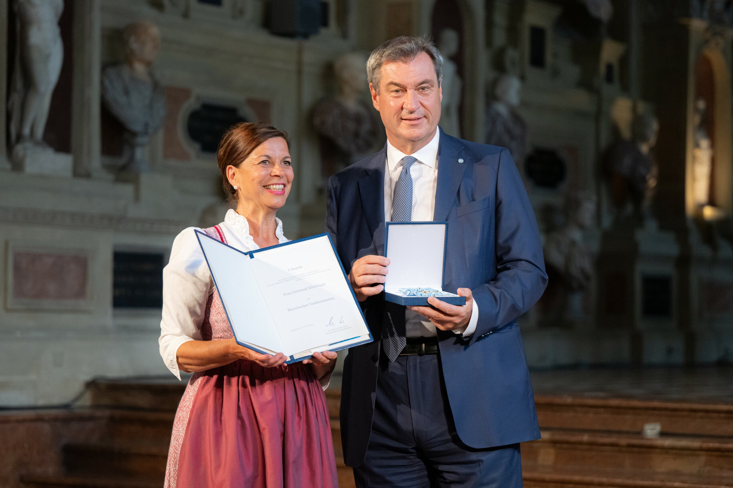 BR gratuliert Traudi Siferlinger zum Verdienstorden – Samerberger ...