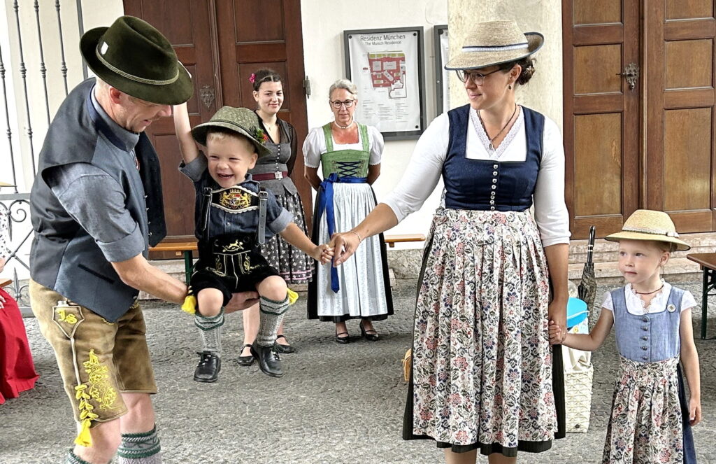 Tag der Tracht – auch in der Residenz München – Samerberger Nachrichten