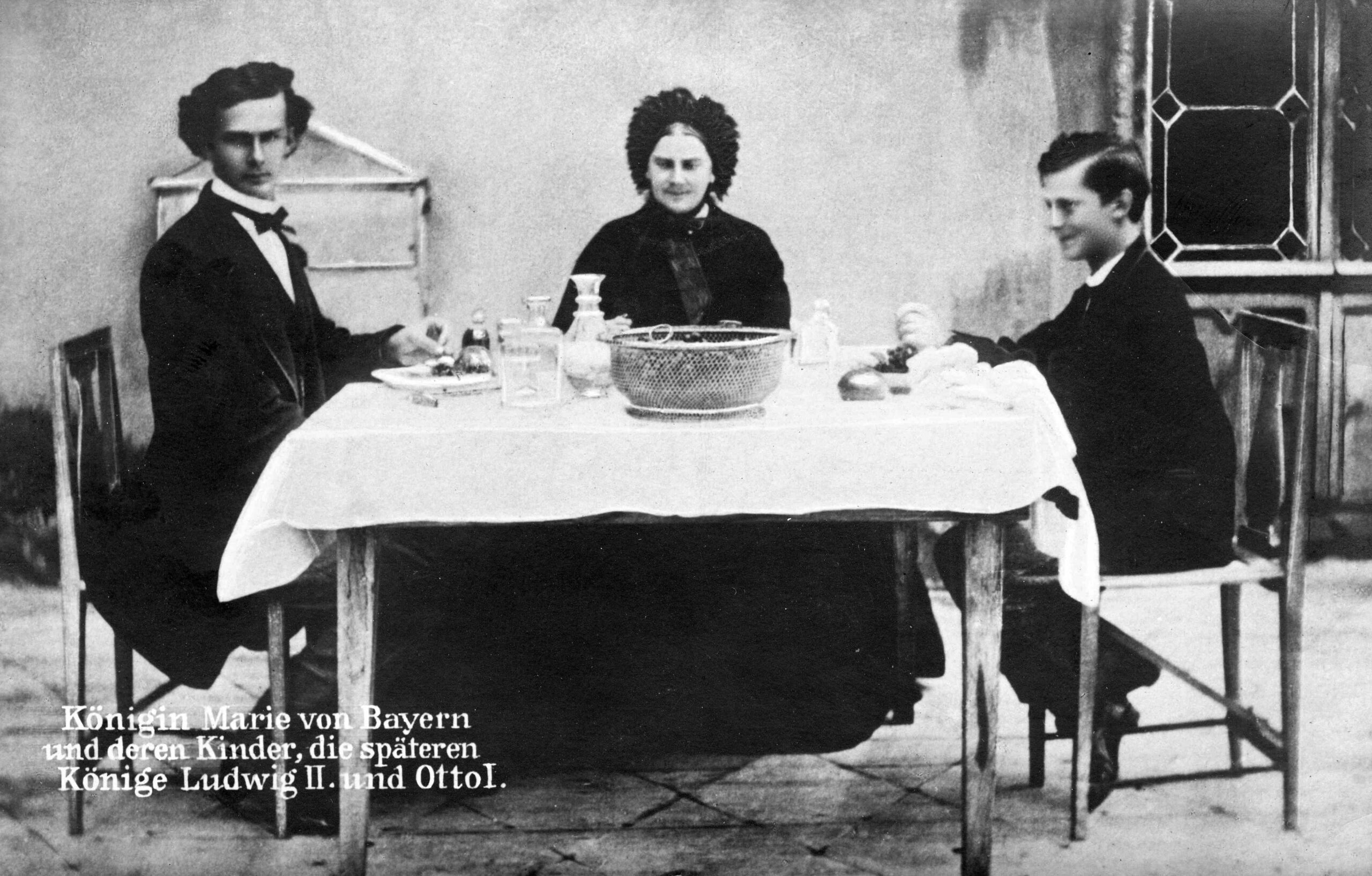 LudwigII_mitMutter_Marie_und_Bruder_Otto_beim_Speisen ...