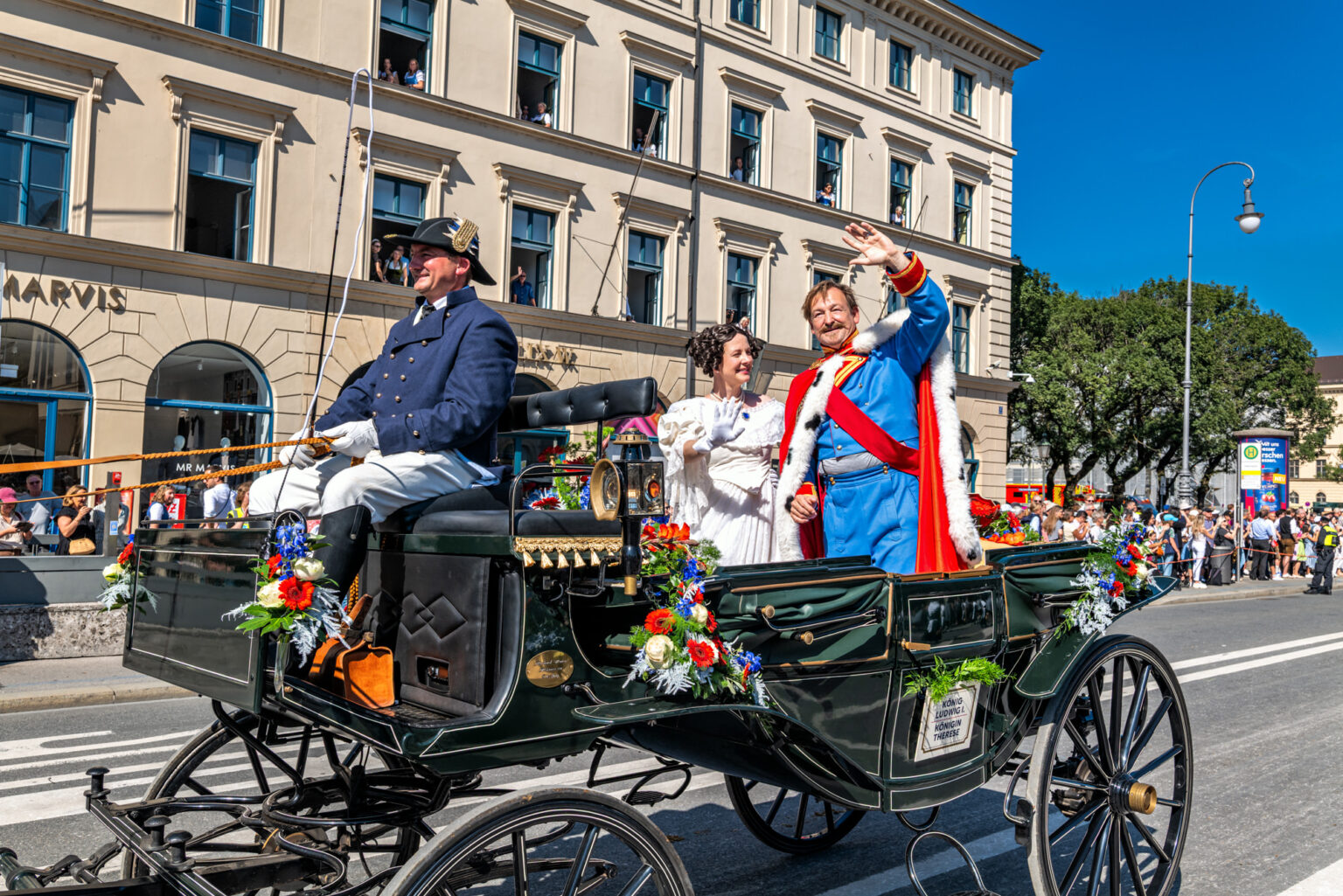 König Ludwig I. und Königin Therese von Bayern beim Oktoberfestzug 2025 ...