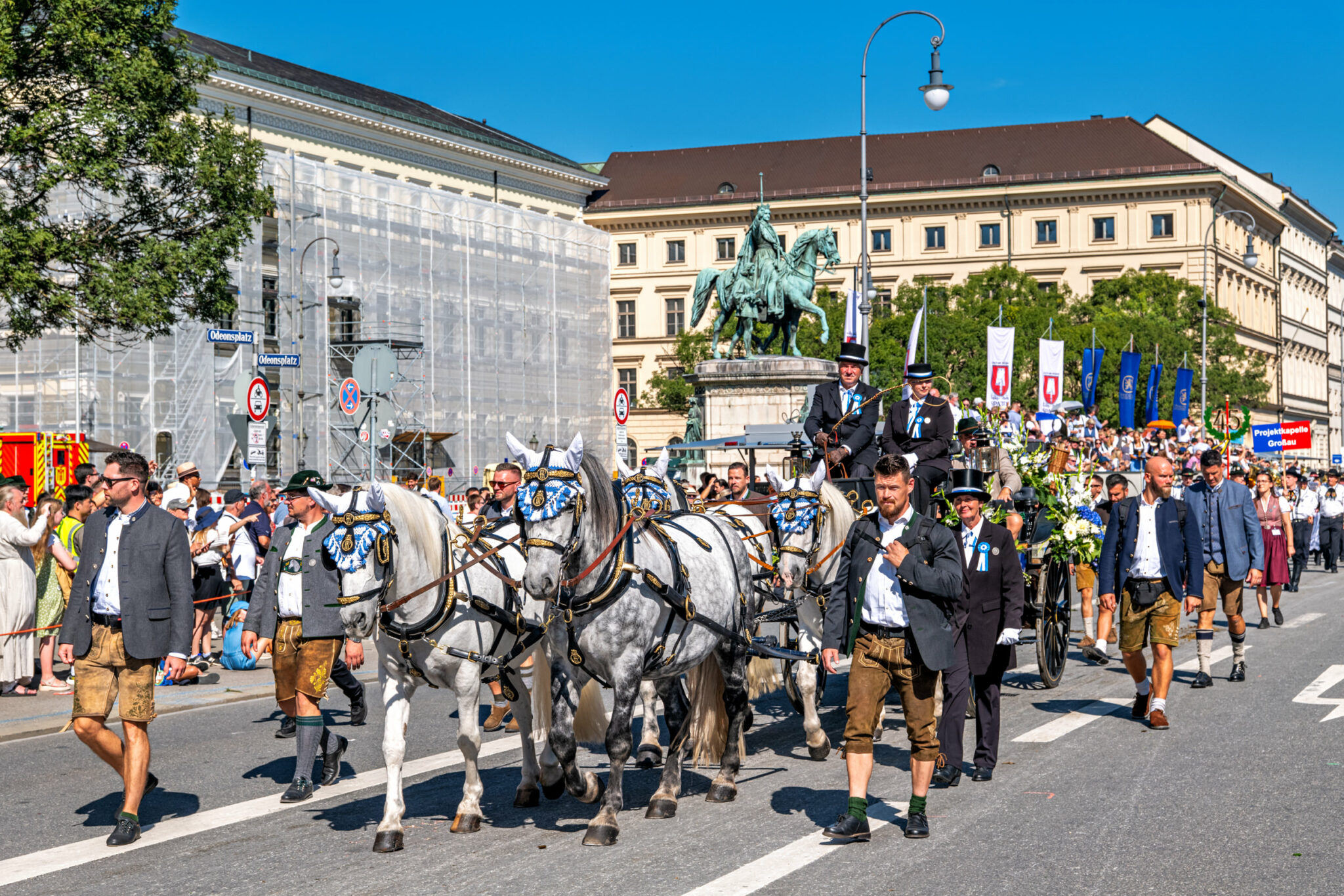 Ministerpräsident Markus Söder beim Münchner Oktoberfestzug – Ein Gruß ...