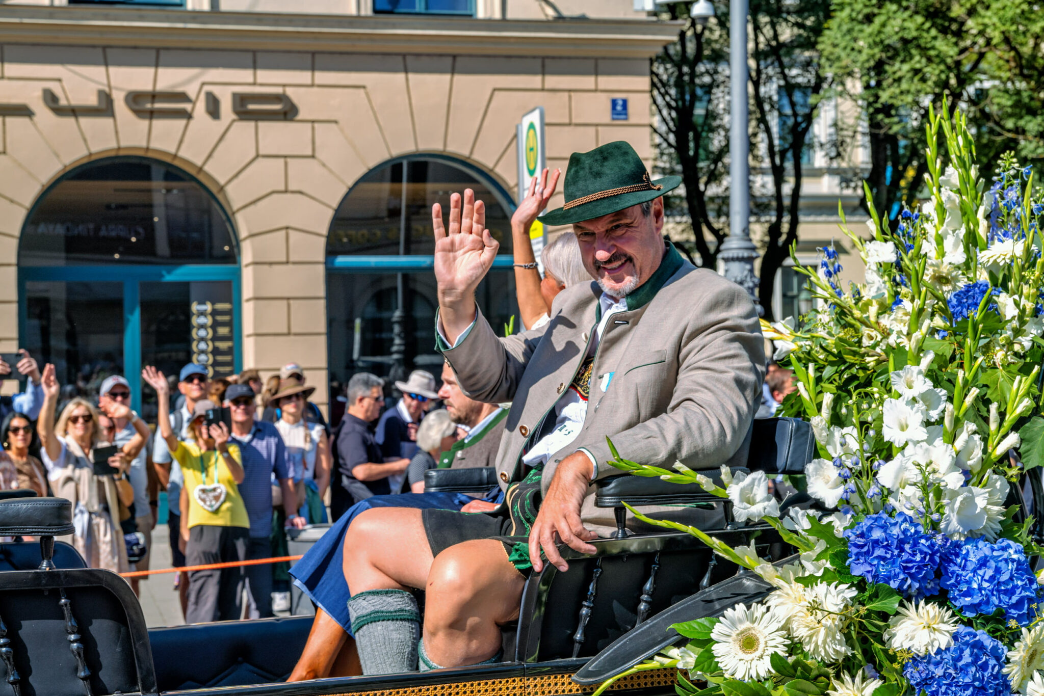 Ministerpräsident Markus Söder beim Münchner Oktoberfestzug – Ein Gruß ...