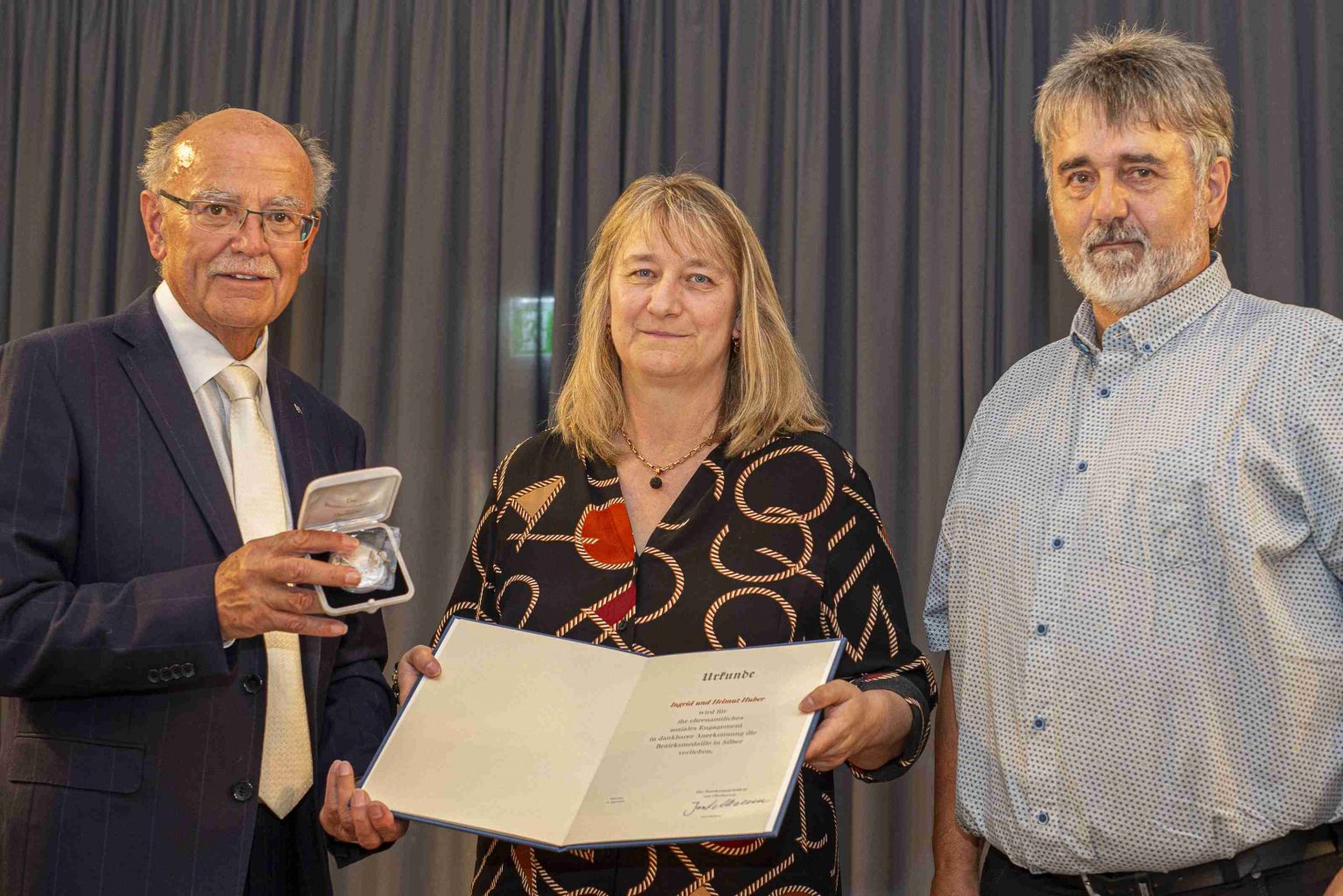 Ingrid und Helmut Huber mit Bezirksmedaille geehrt – Samerberger ...